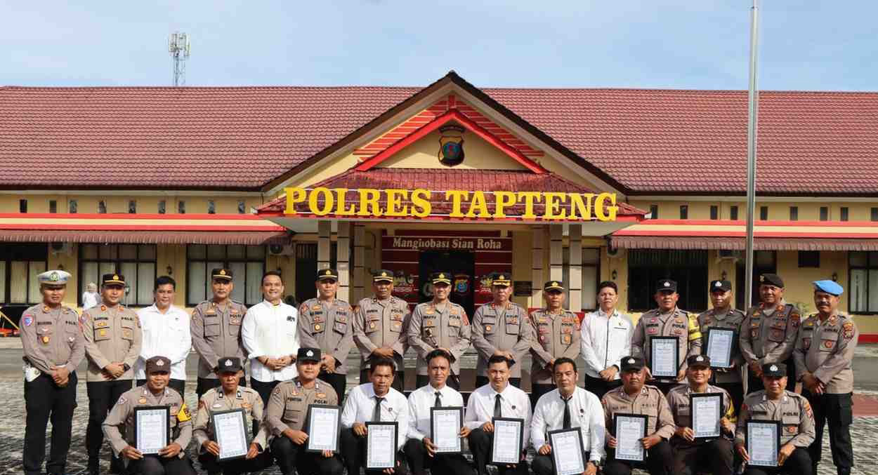 Kapolres Tapteng Beri Penghargaan Kepada Anggota Berprestasi dan Berdedikasi